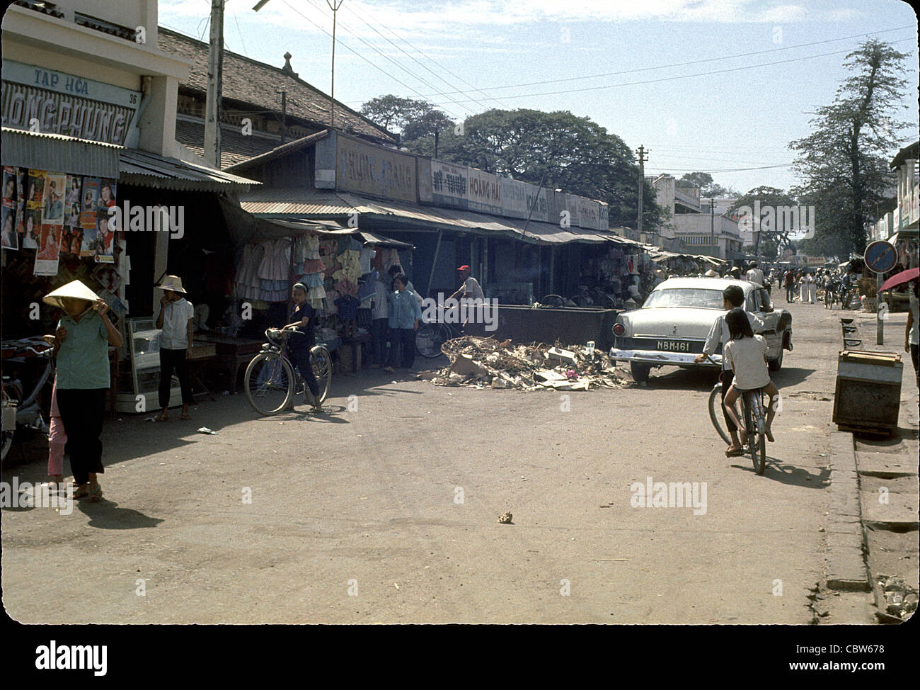 market in the 4th Infantry Division's area of operations vietnam war ...