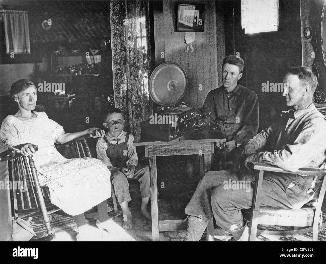 Family gathered around radio hi-res stock photography and images - Alamy