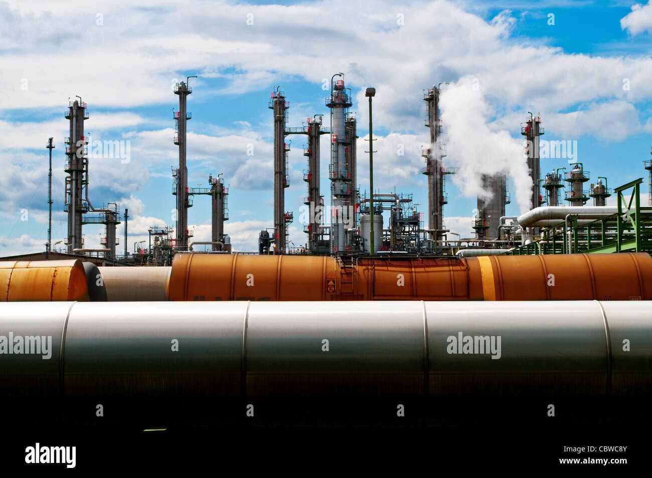 Columns and pipes of a chemical plant Stock Photo - Alamy