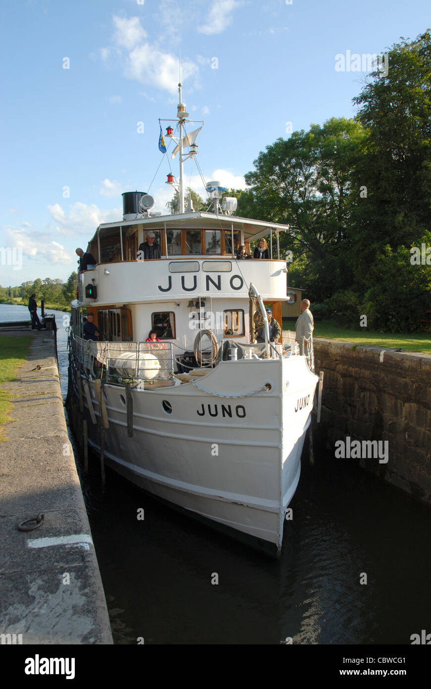 Cruising the Göta Kanal, the historic steamer MS Juno passes the lock ...