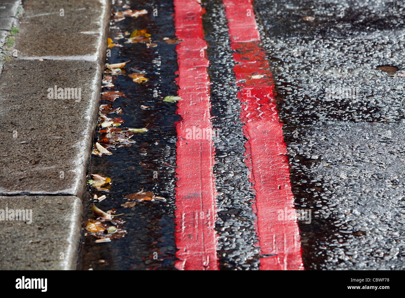 Double red lines hi-res stock photography and images - Alamy