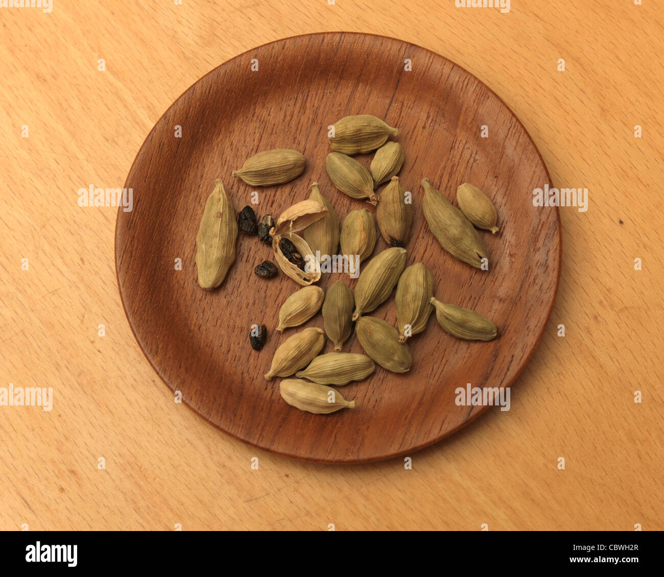 Cardamom Pods And Seeds On A Wooden Dish Stock Photo - Alamy