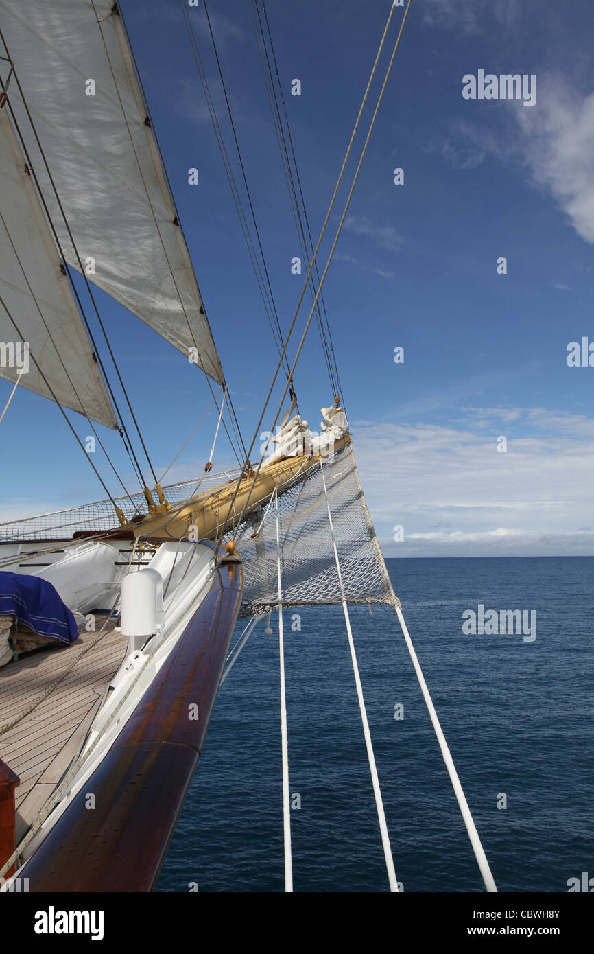 Square rigged sailing ship hi-res stock photography and images - Alamy