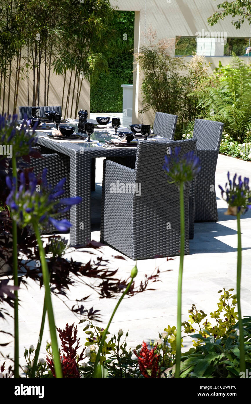 Contemporary outdoor dining area Stock Photo - Alamy