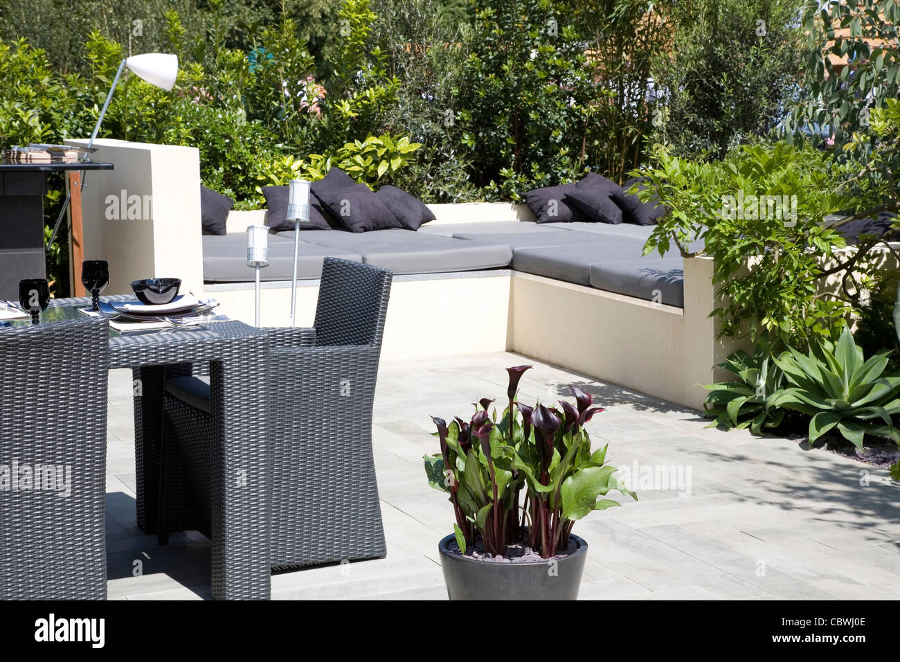 Contemporary outdoor dining area Stock Photo - Alamy