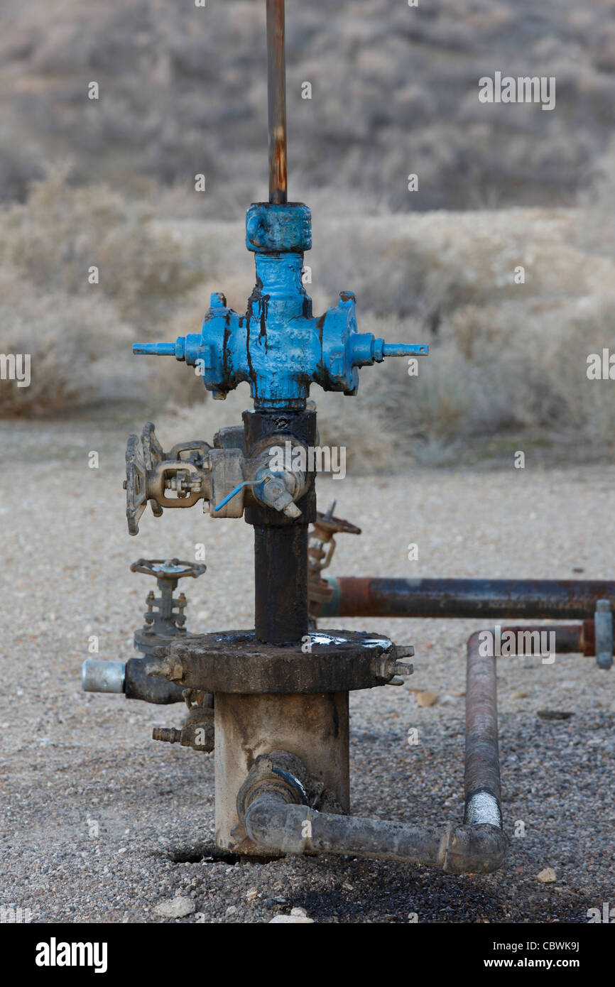 Oil well head desert hi-res stock photography and images - Alamy