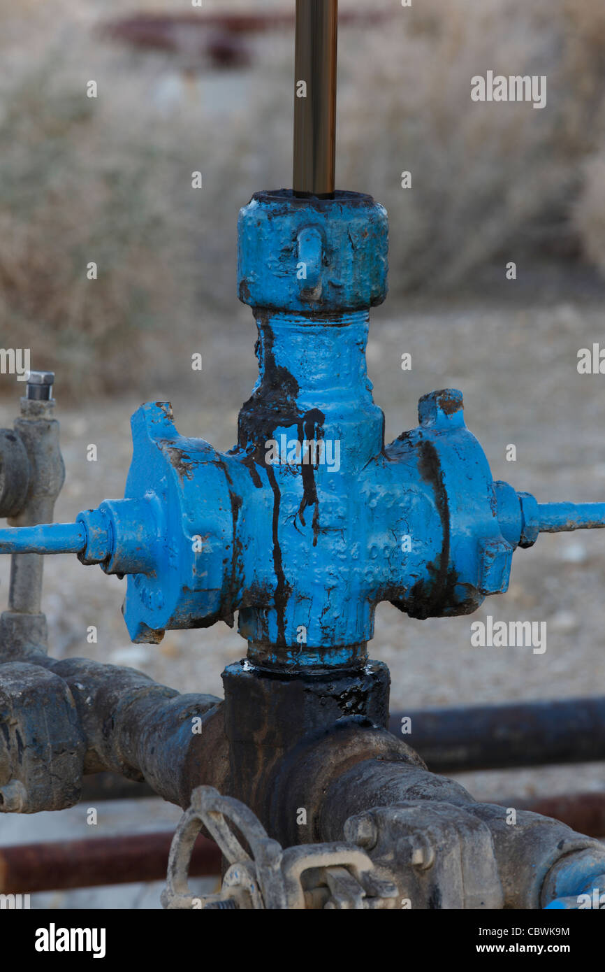 Oil well head desert hi-res stock photography and images - Alamy