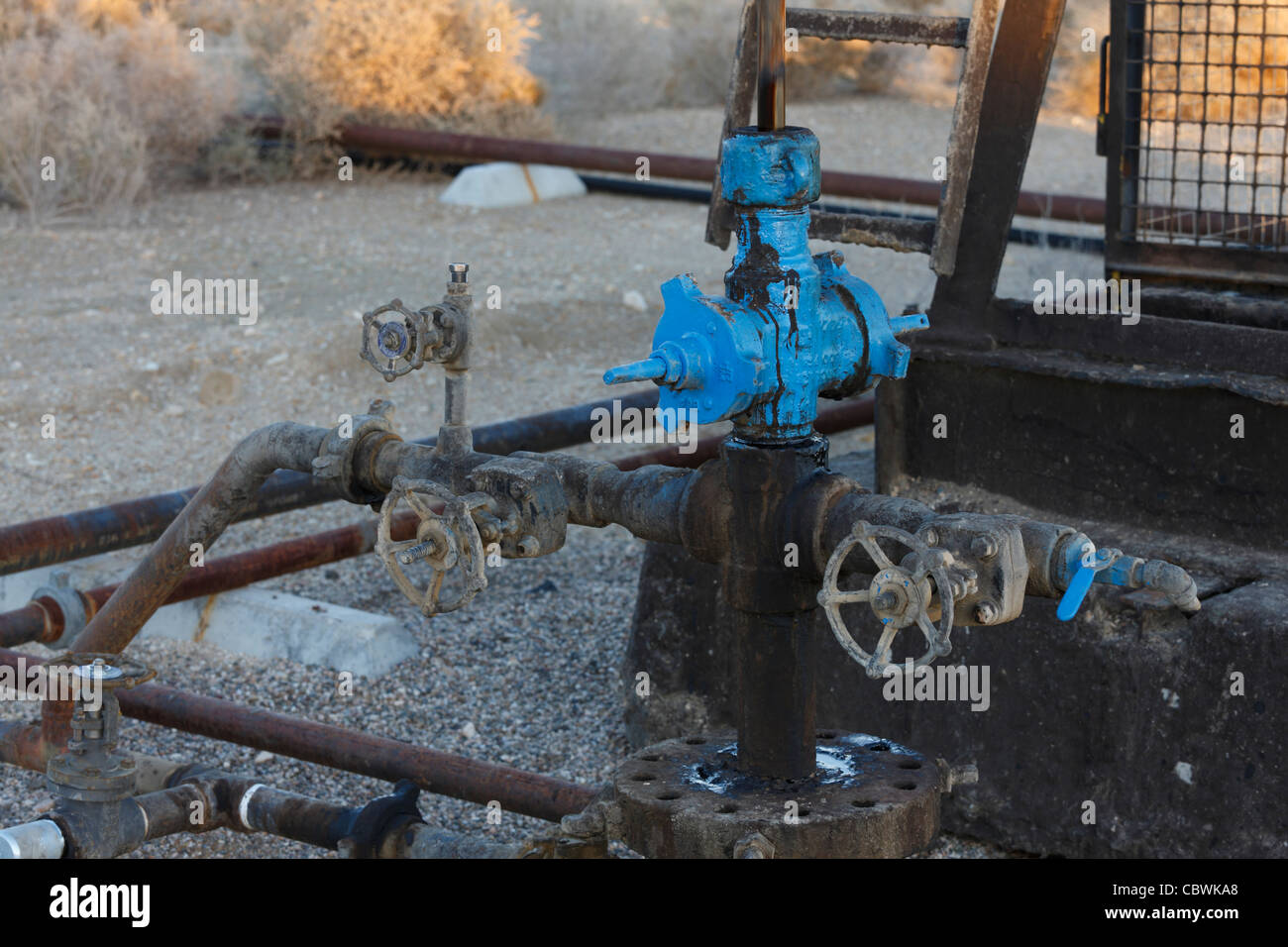 Oil well head desert hi-res stock photography and images - Alamy