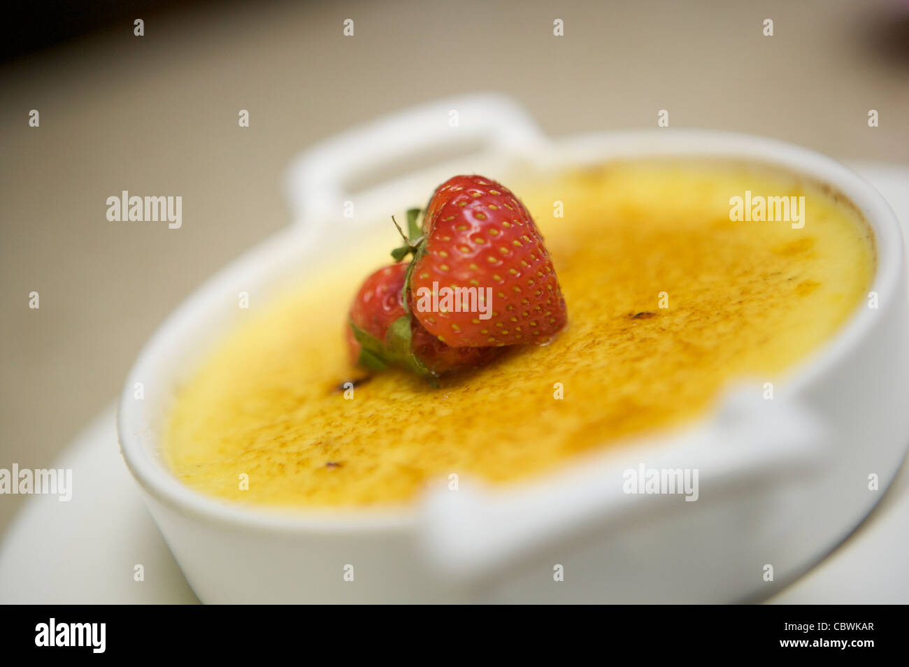Creme Brulee pudding/Dessert served in a. white bowl Stock Photo - Alamy