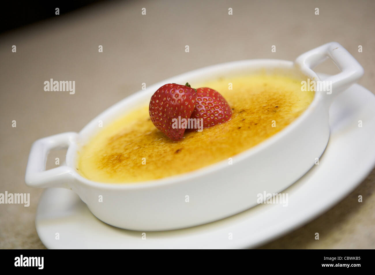 Creme Brulee pudding/Dessert served in a. white bowl Stock Photo - Alamy