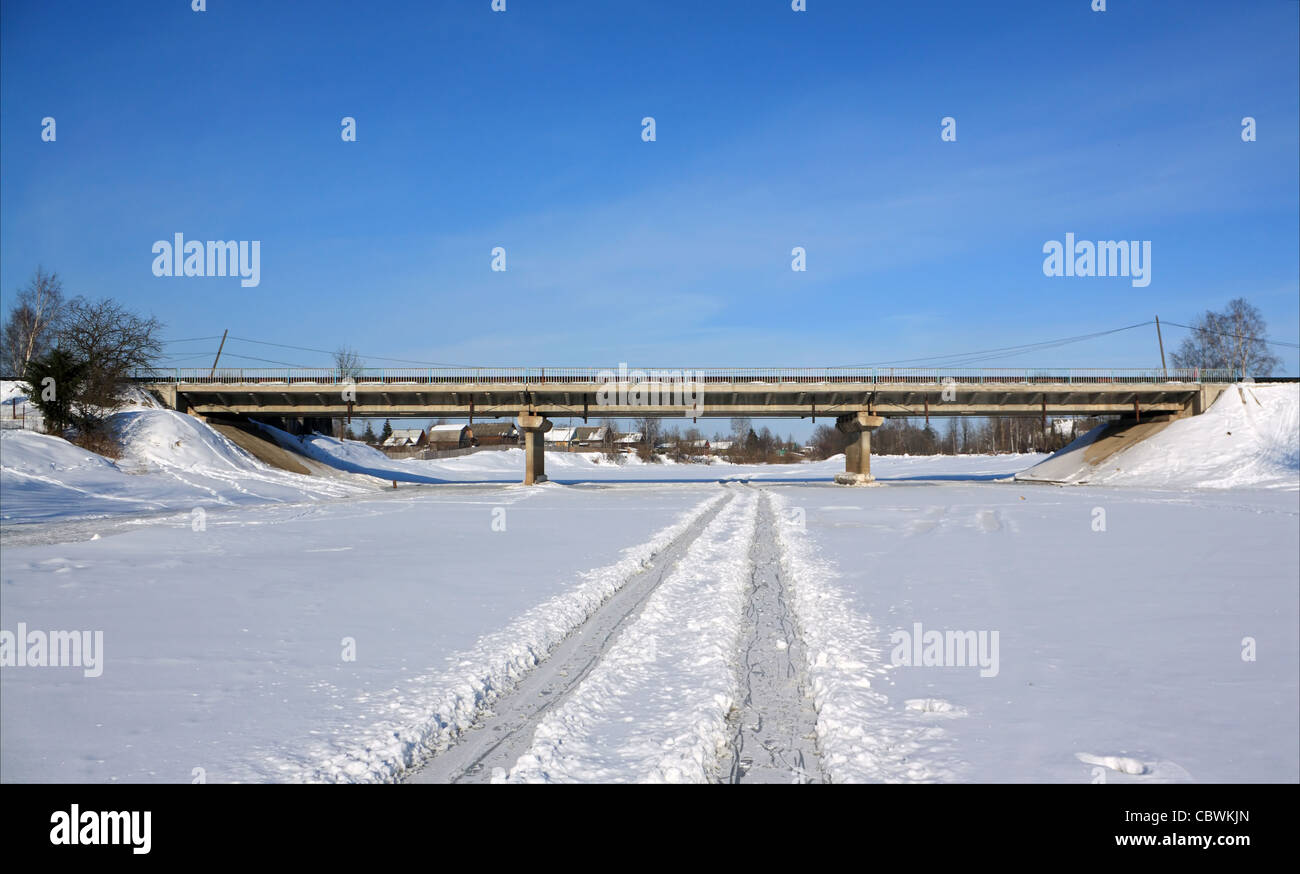 Bridge river car hi-res stock photography and images - Alamy