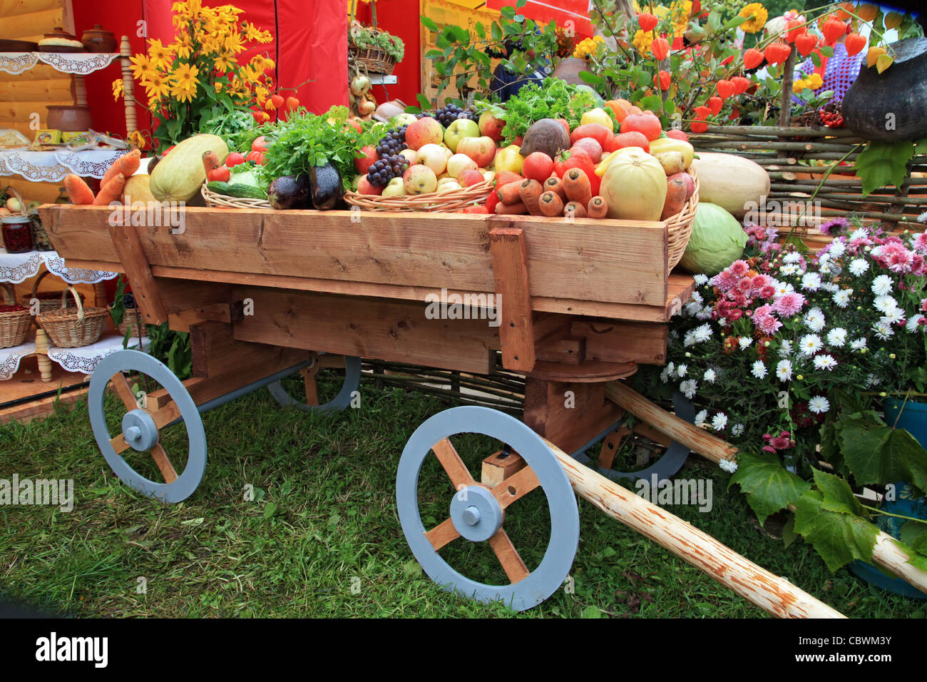 cart with vegetable and fruit on rural market Stock Photo - Alamy