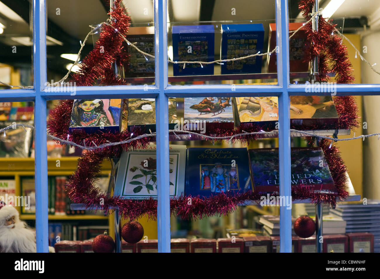 Bookshop xmas christmas window display hi-res stock photography and ...