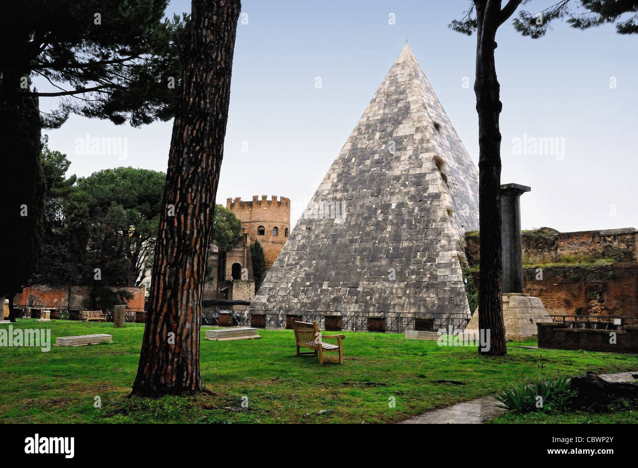 Piramide roma hi-res stock photography and images - Alamy