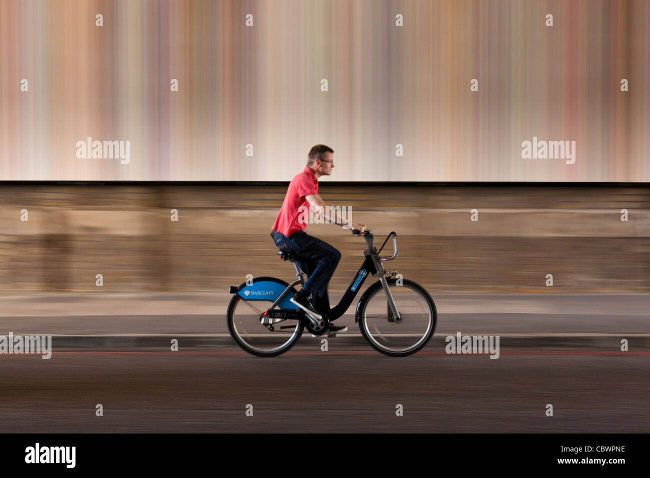 People riding london boris bikes hi-res stock photography and images ...