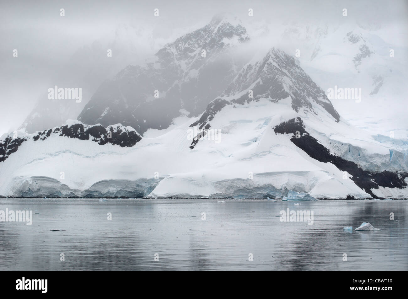 ICEBERGS MOUNTAINS WILHELMINA BAY, ANTARCTICA Stock Photo - Alamy