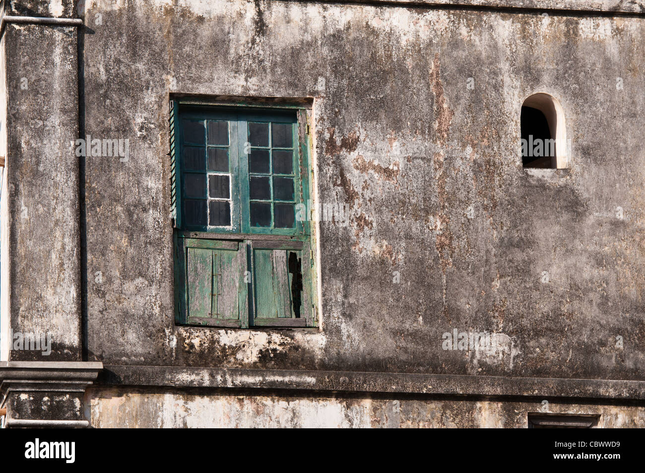 Battered architecture hi-res stock photography and images - Alamy