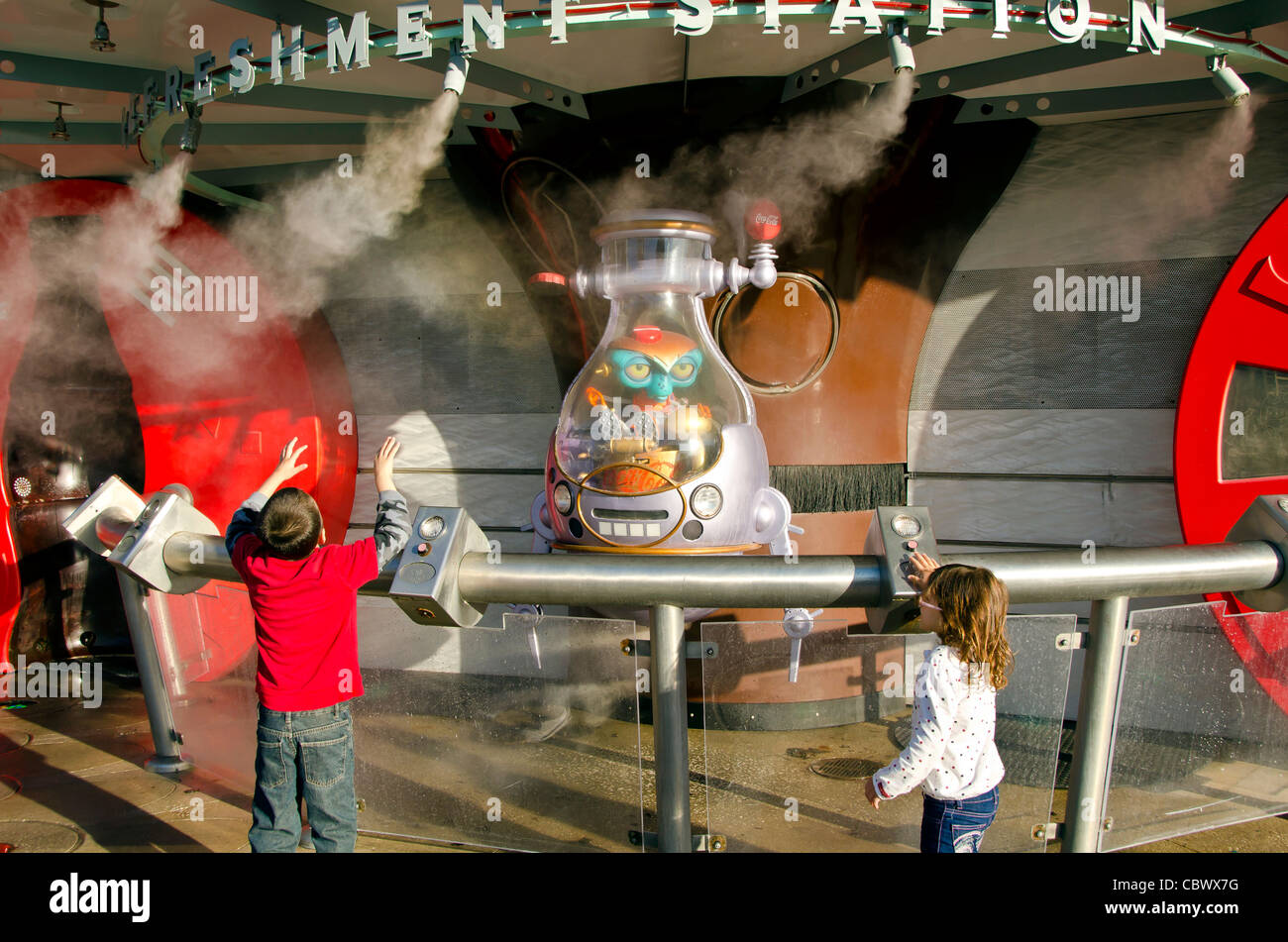 Young children with alien creature at Men In Black Alien Attack ...