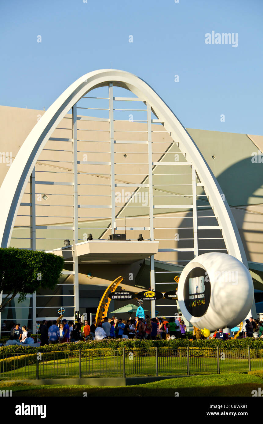 Men in Black Alien Attack attraction exterior and tourists at Universal ...