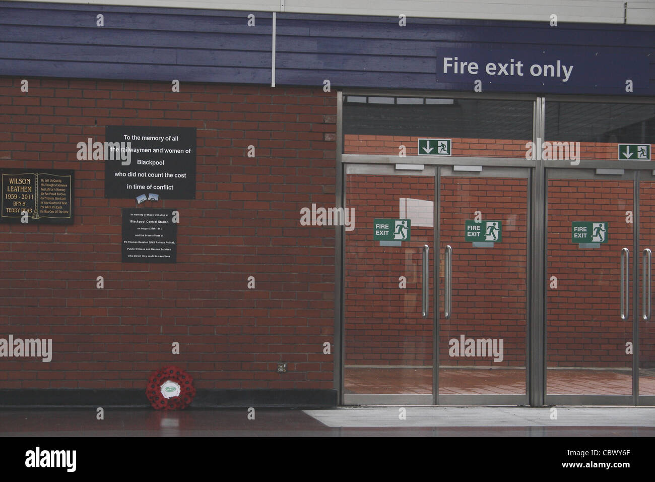 Exit sign doors hi-res stock photography and images - Alamy