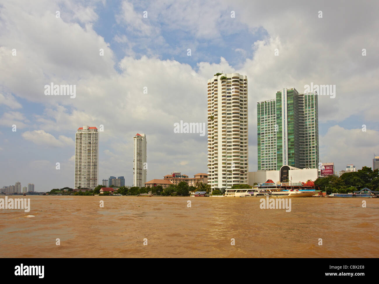 Thailand flood - Bangkok city buildings - Chao Phraya river Stock Photo ...