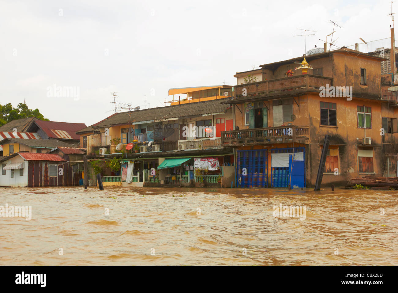 Thailand flood - Bangkok city buildings - Chao Phraya river Stock Photo ...