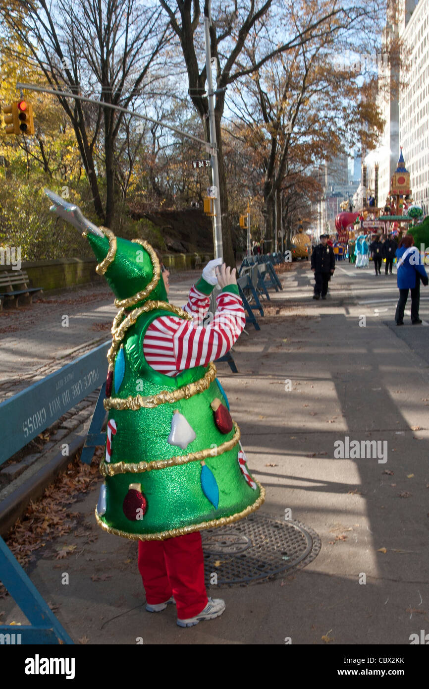 A Christmas Clown snaps of photo of a float in Macy's 2011 Thanksgiving ...
