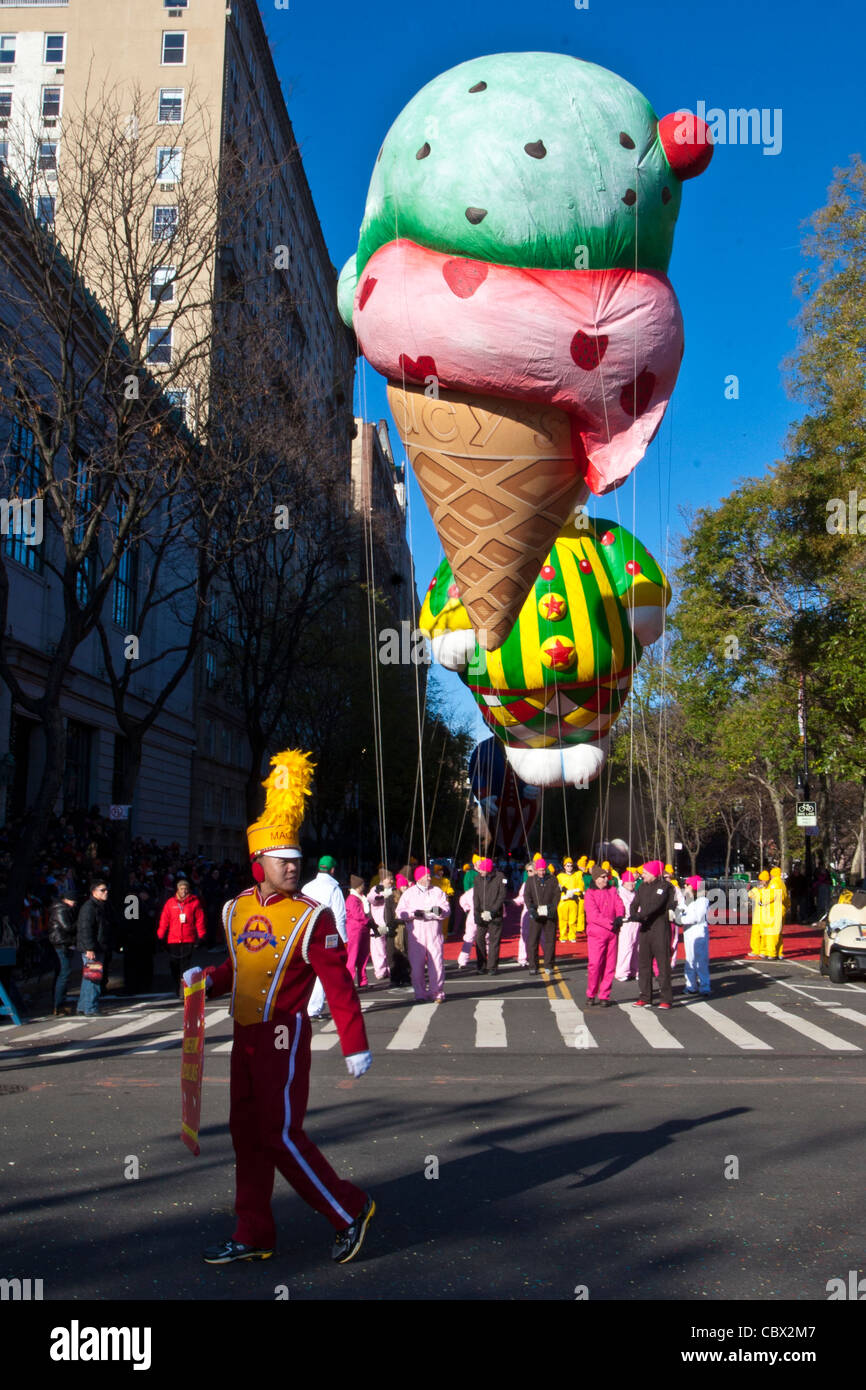 Ice cream cone balloon enter sMacy's 85th Annual Thanksgiving Day ...