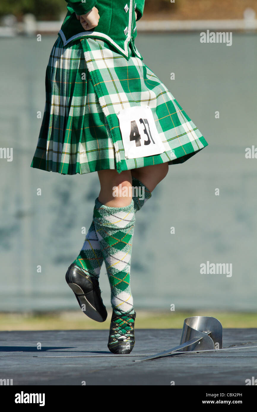 Scottish dancer performing the Sword Dance Stock Photo - Alamy