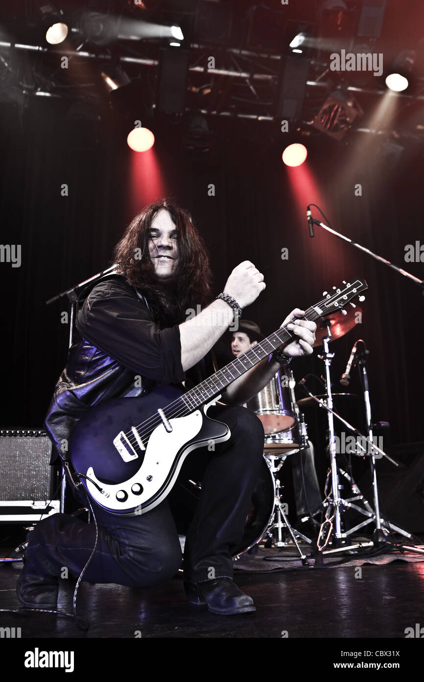 Rock guitarist performing on stage Stock Photo - Alamy