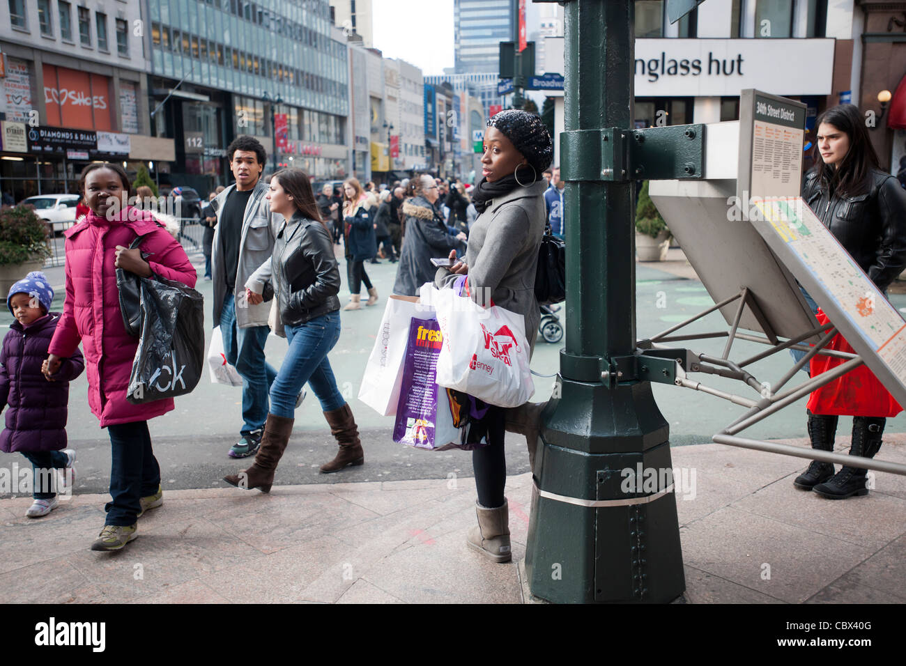Shoppers in the Herald Square shopping district in New York two days before Christmas Stock ...