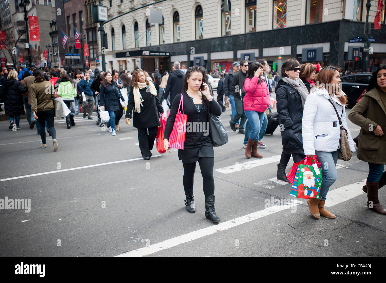 Shoppers in the Herald Square shopping district in New York two days before Christmas Stock ...