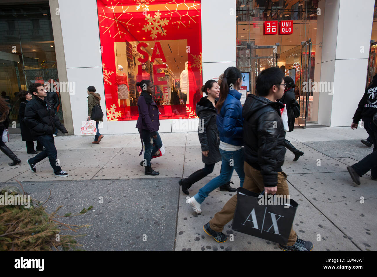 Shoppers in the Herald Square shopping district in New York two days before Christmas Stock ...