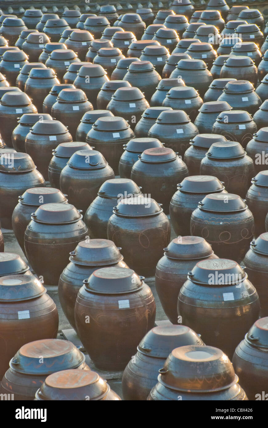 Traditional Korean pottery with kimchi Stock Photo - Alamy