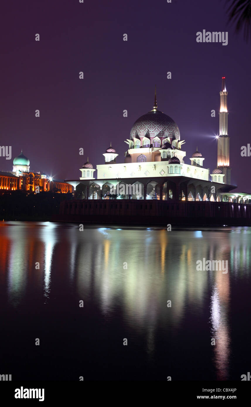 Putra Mosque and Prime Minister's office on the Putrajaya lake front ...