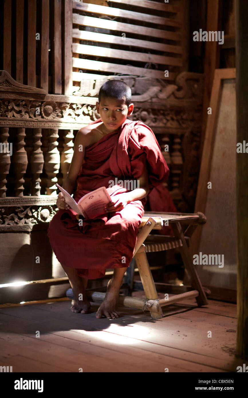 Monk boy hi-res stock photography and images - Alamy