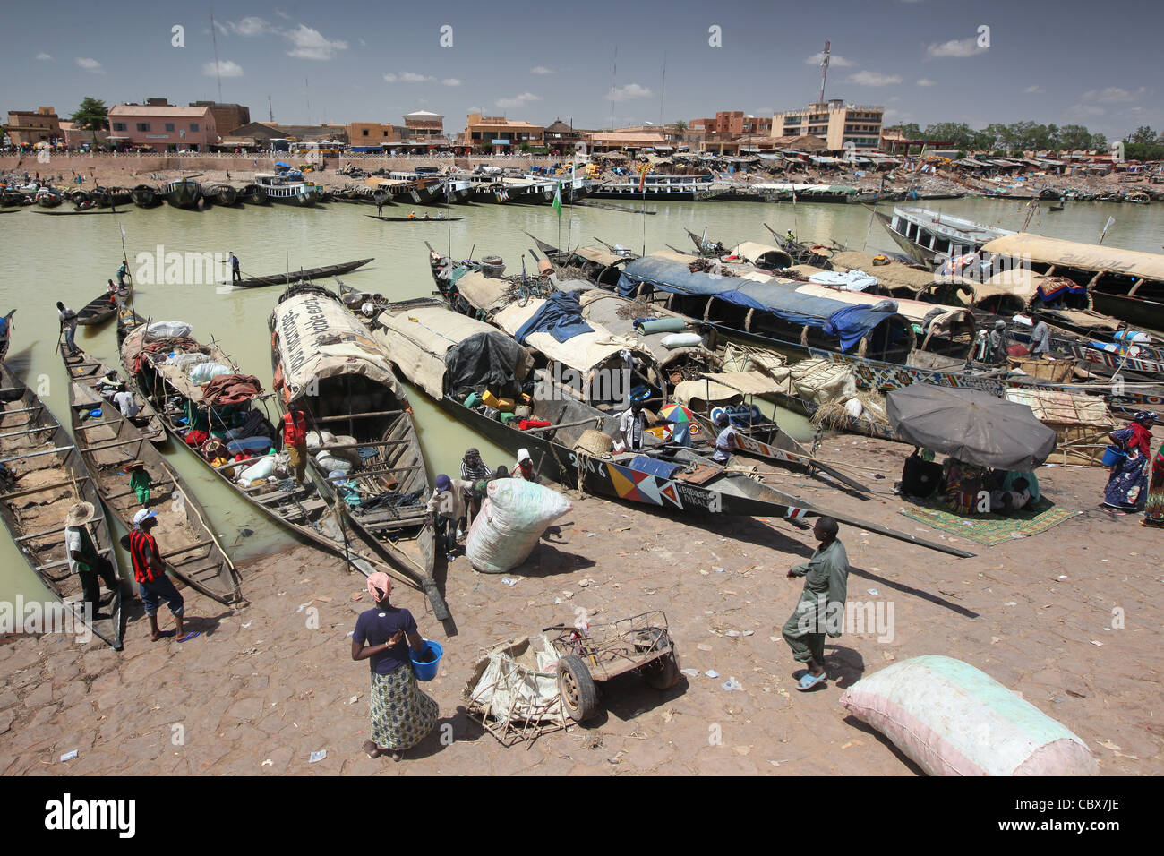 Harbour of Mopti, Mali, with trading Stock Photo - Alamy