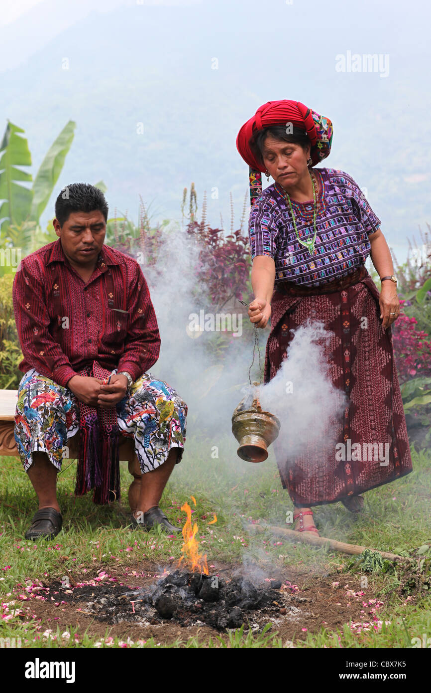 Lake atitlan guatemala maya people hi-res stock photography and images ...