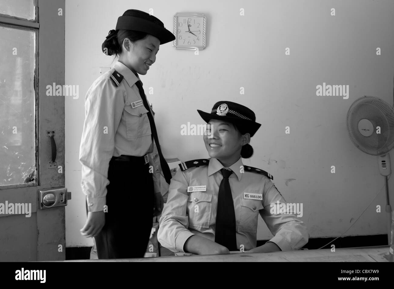 Gulou, Beijing. Police on duty at a government building Stock Photo - Alamy