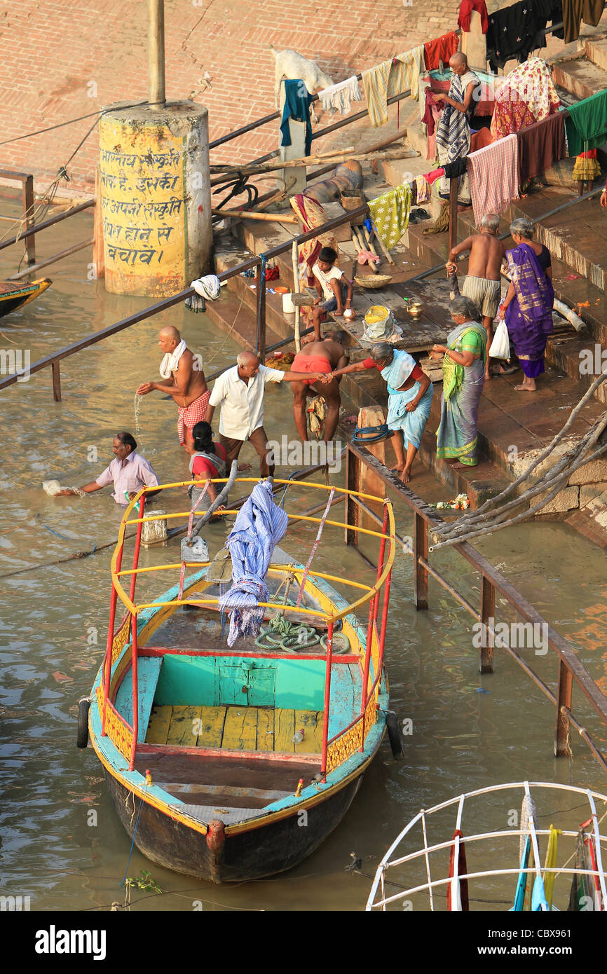 People bathing in the ganges river hi-res stock photography and images ...