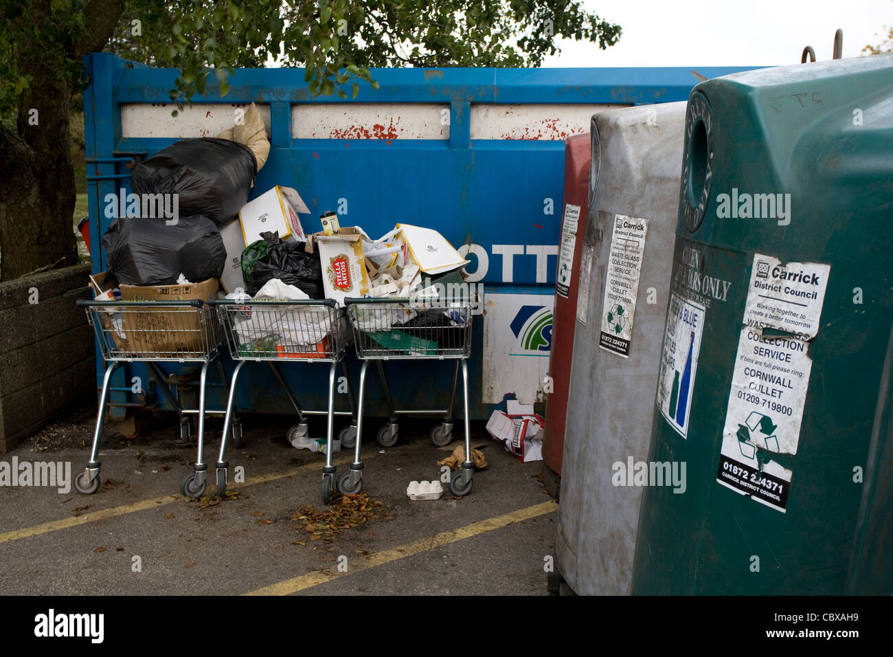 Supermarket recycling centre hi-res stock photography and images - Alamy