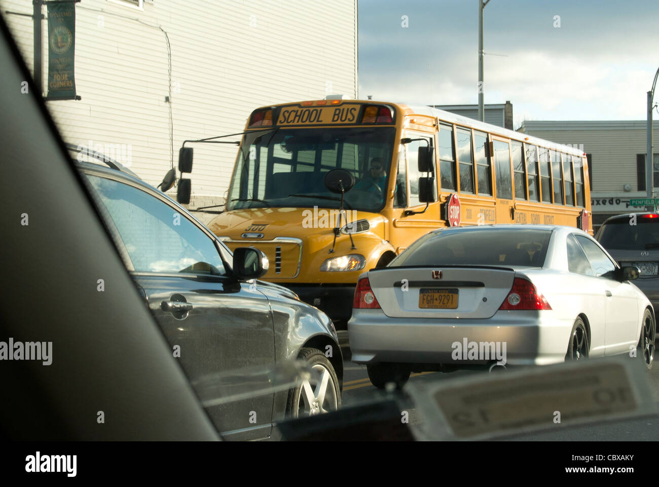 School bus in heavy traffic Stock Photo - Alamy