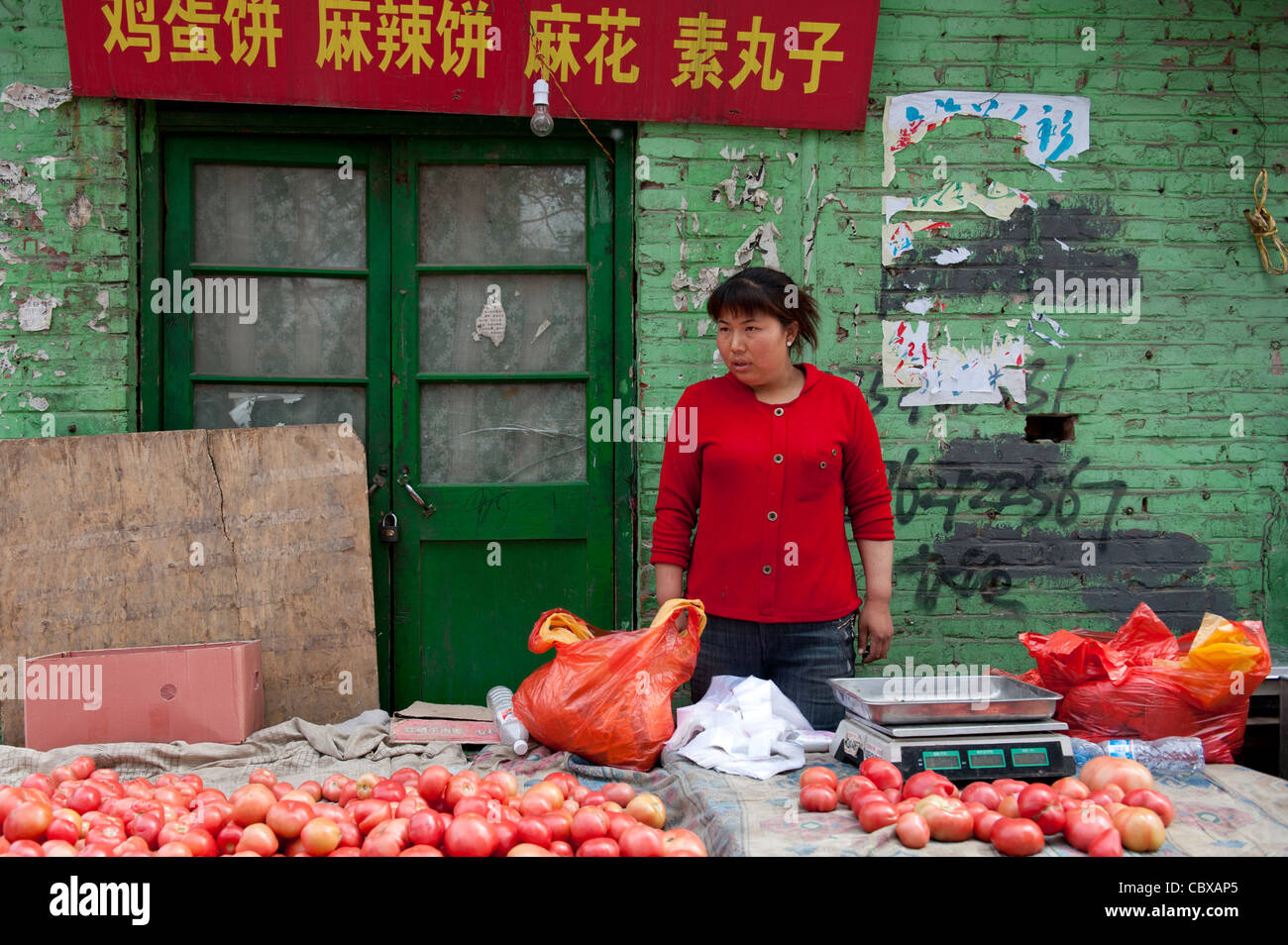 Beijing, Maliandao. Woman selling tomatoes at a market Stock Photo - Alamy