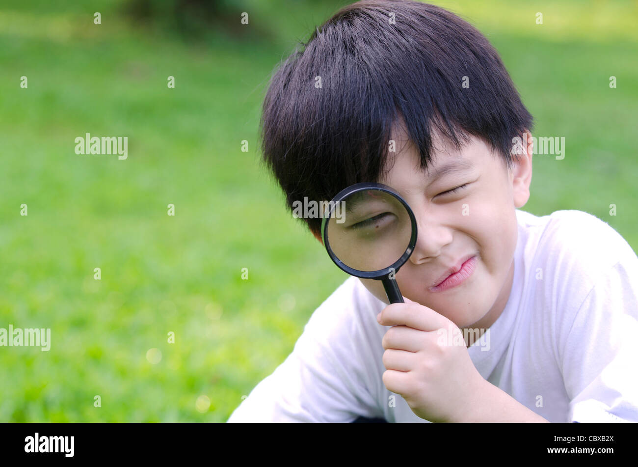 happy kid with magnifying glass Stock Photo - Alamy