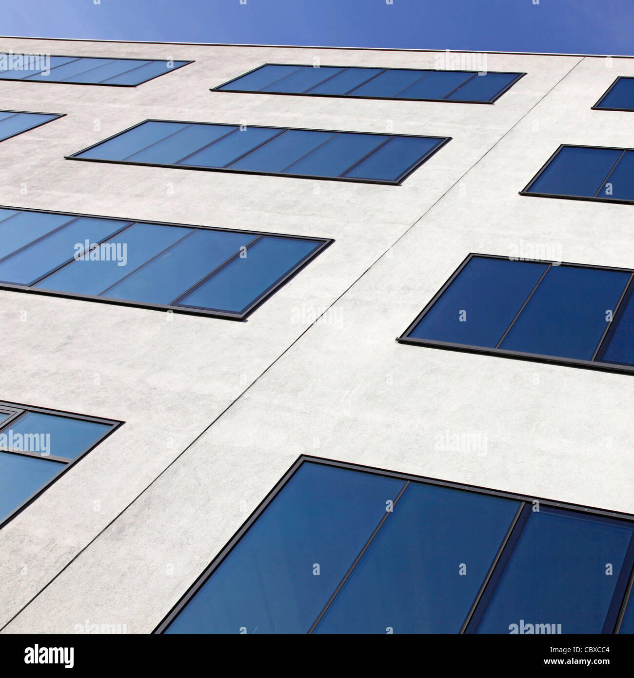 windows reflecting blue sky in modern facade Stock Photo - Alamy