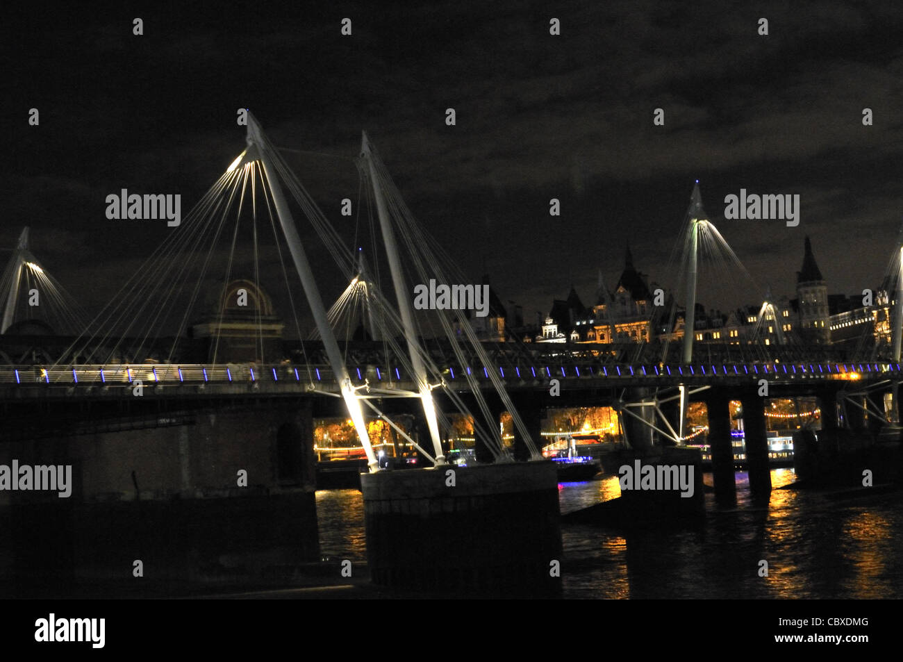 Hungerford railway and pedestrian bridge hi-res stock photography and ...