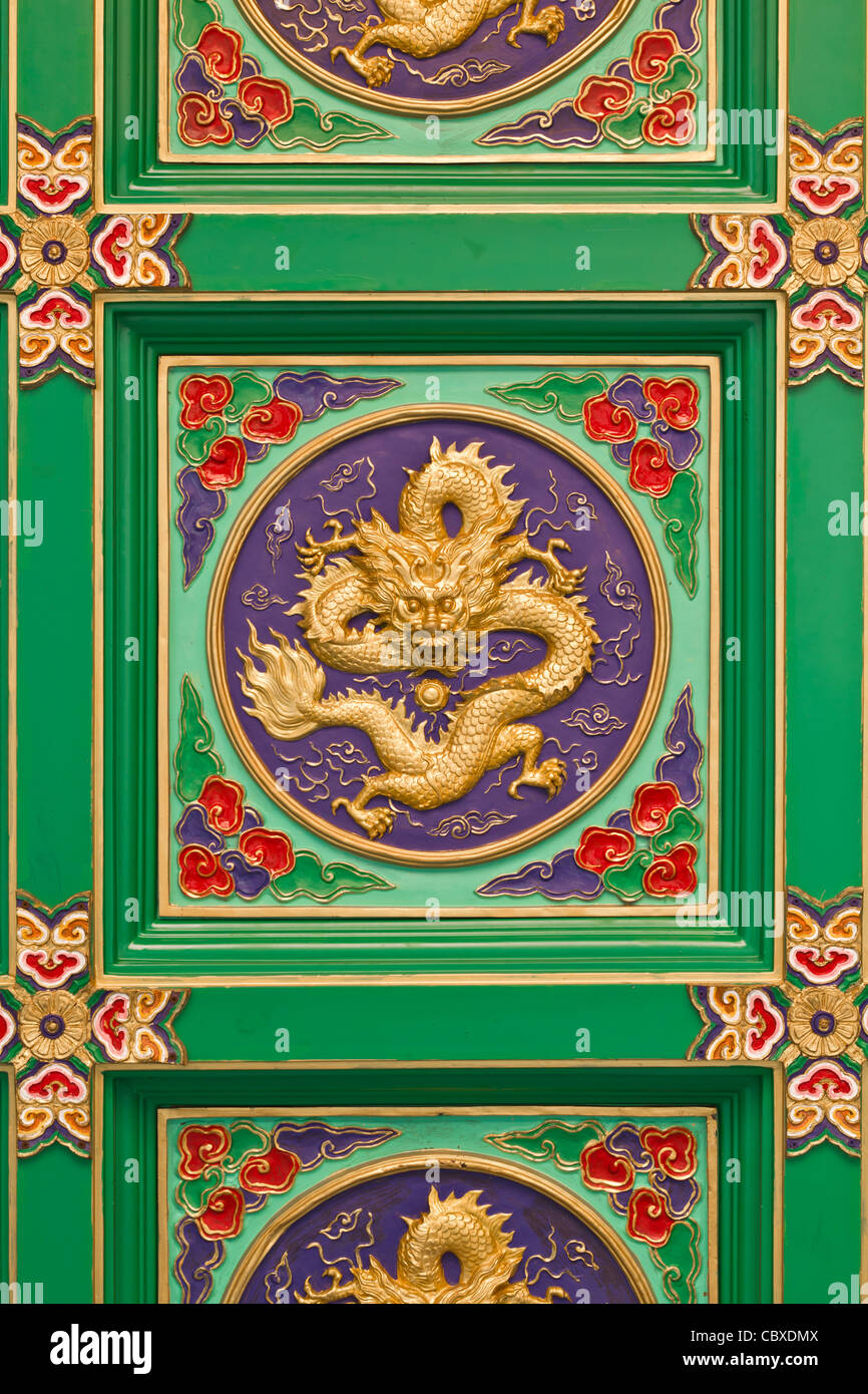 Decorative ceiling traditional chinese dragon hi-res stock photography ...