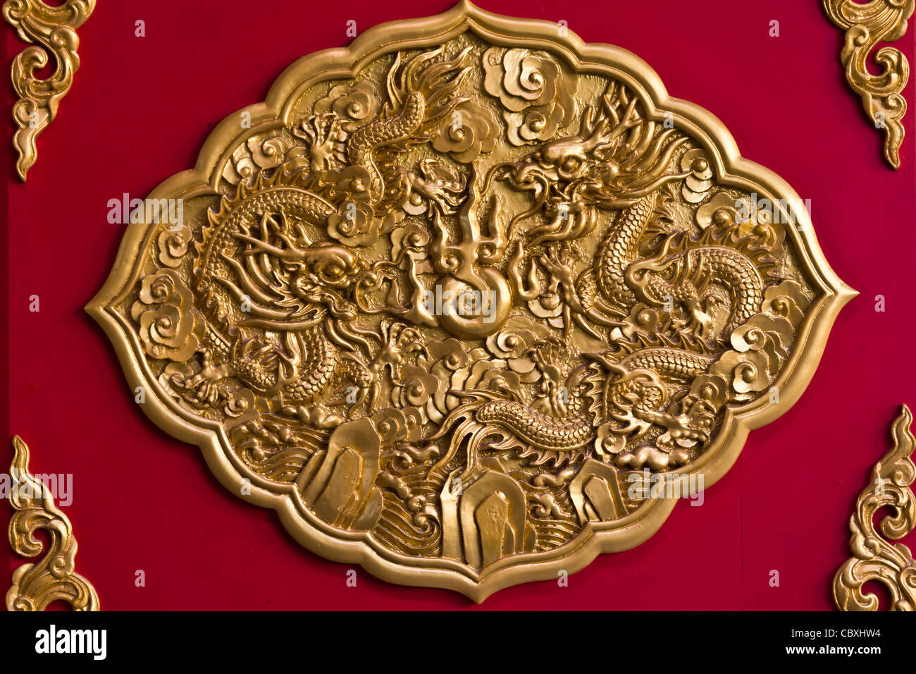 Feng shui dragon chinese temple hi-res stock photography and images - Alamy
