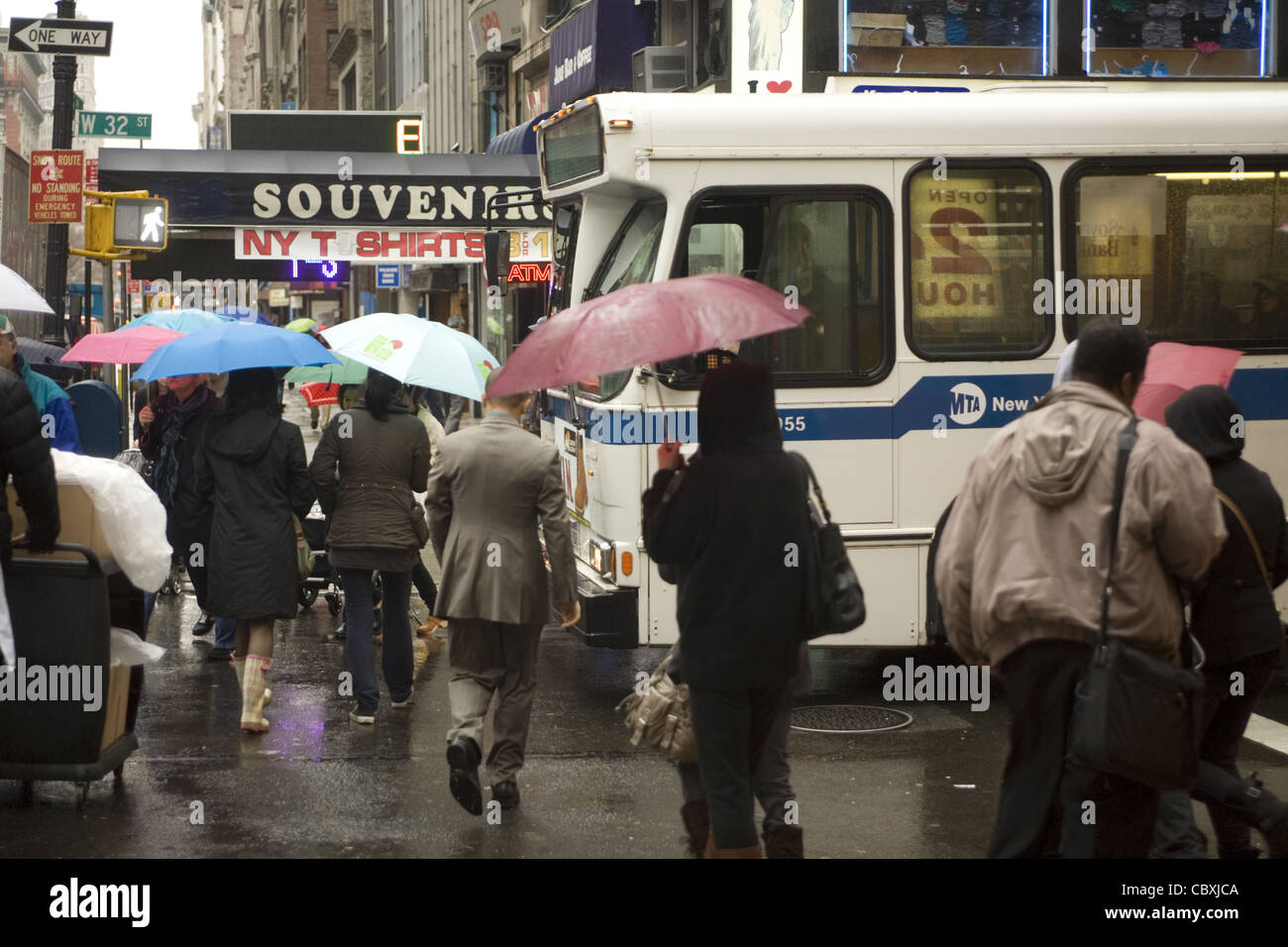 Rain new york 5th avenue hi-res stock photography and images - Alamy