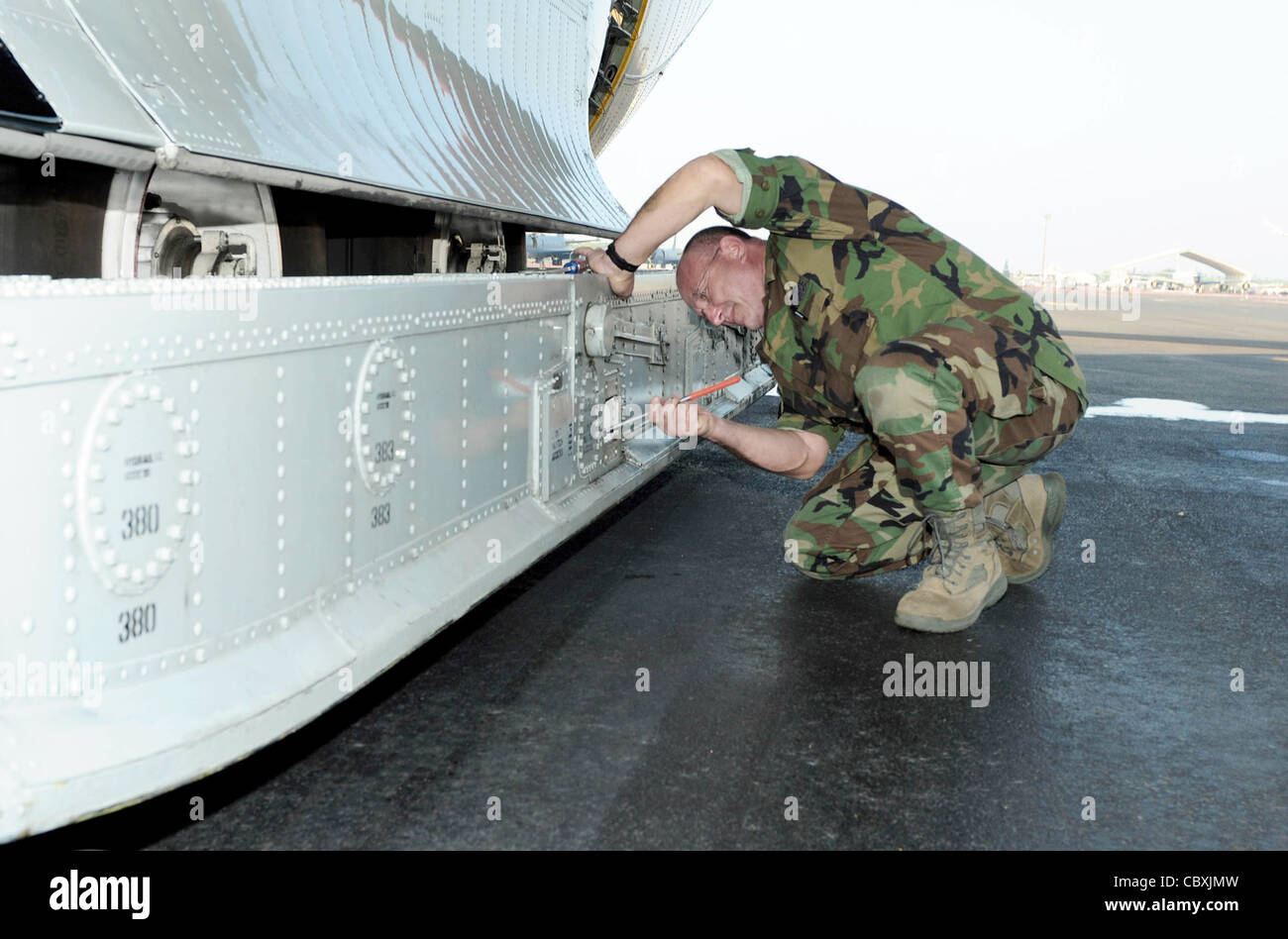 109th airlift wing hi-res stock photography and images - Alamy